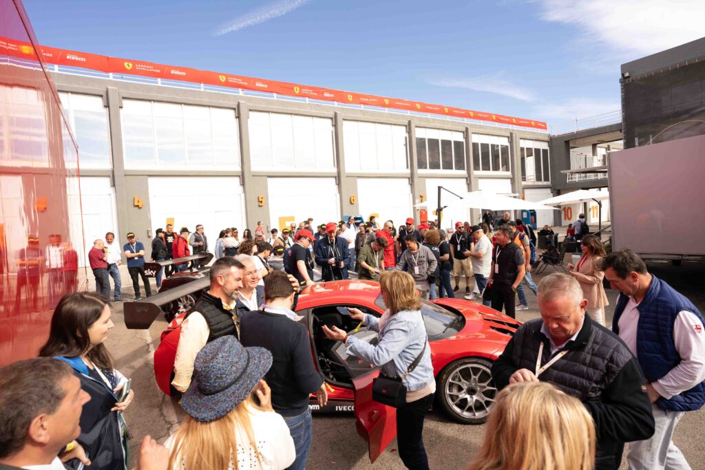 Búscate en el Paddock del Ferrari Challenge en el Circuit - Circuit ...